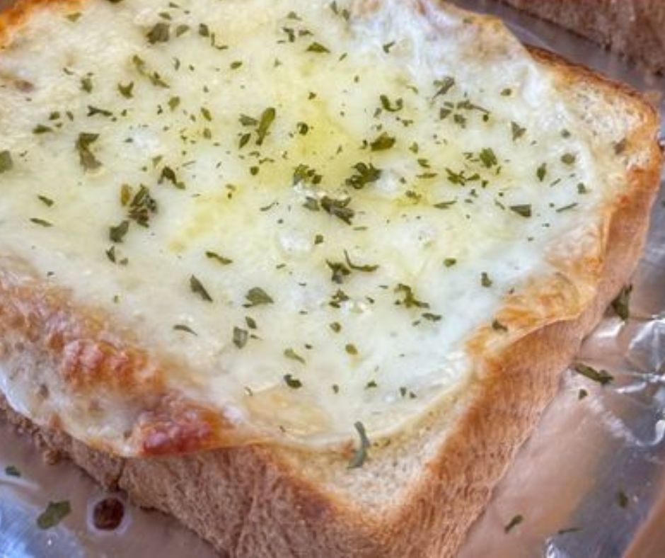 Texas Toast with Cheese: A Simple and Delicious Comfort Snack - EASY TO ...
